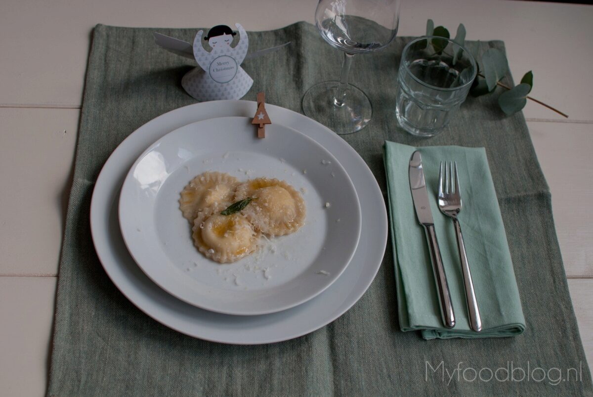 Met ricotta gevulde ravioli in een salie botersaus - My Food Blog